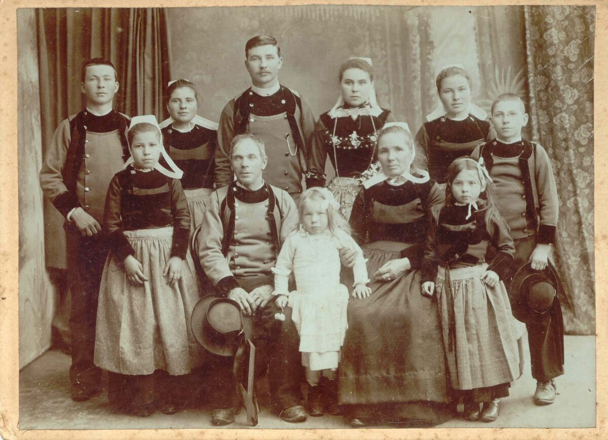 1903 - La famille Le Bihan de Boden par Joseph-Marie Villard — GrandTerrier